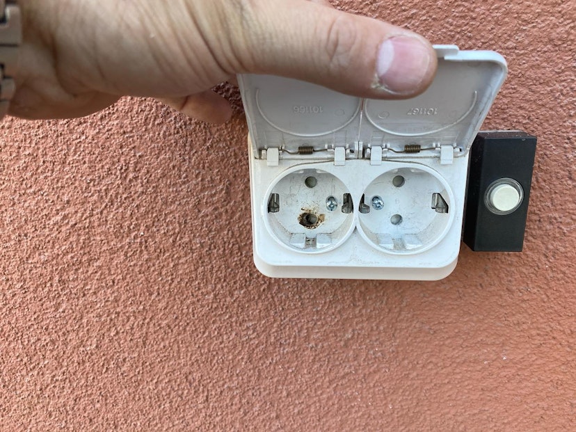 Vad händer om man laddar en elbil i vanligt uttag? - EFUEL